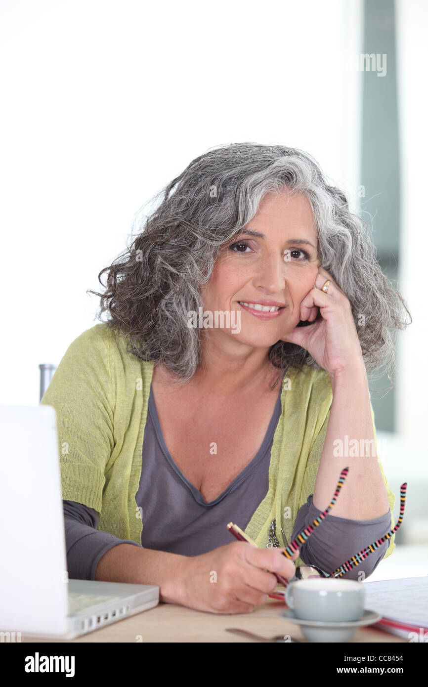 Older woman using a laptop computer Stock Photo - Alamy