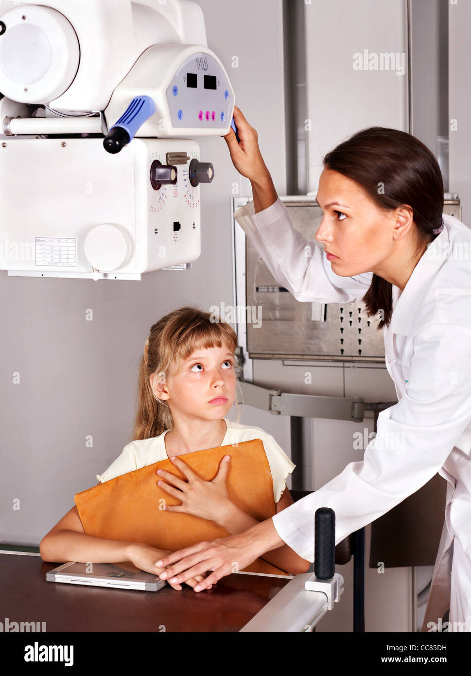 Child with doctor radiologist Stock Photo - Alamy