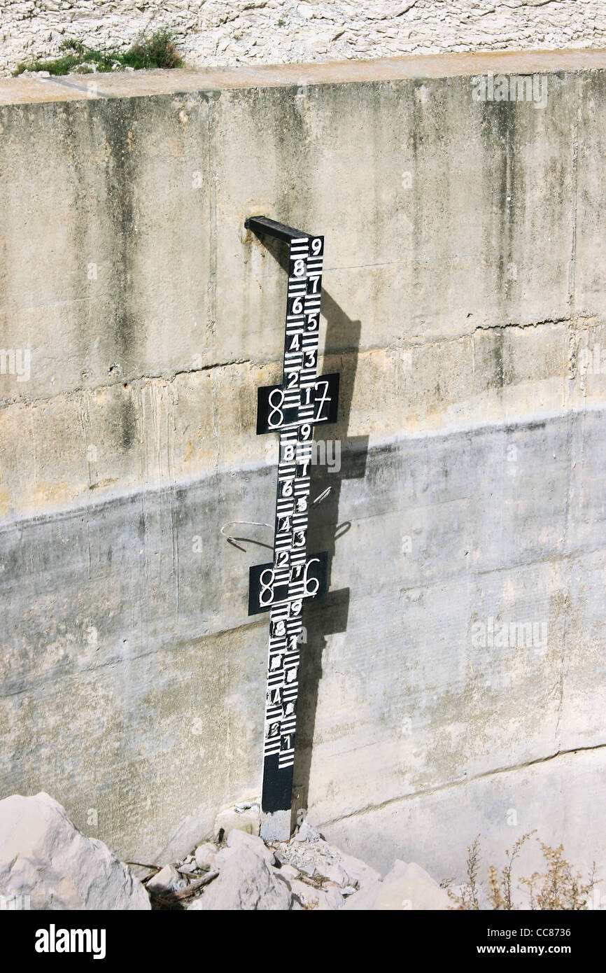 Water level gauge dam hi-res stock photography and images - Alamy