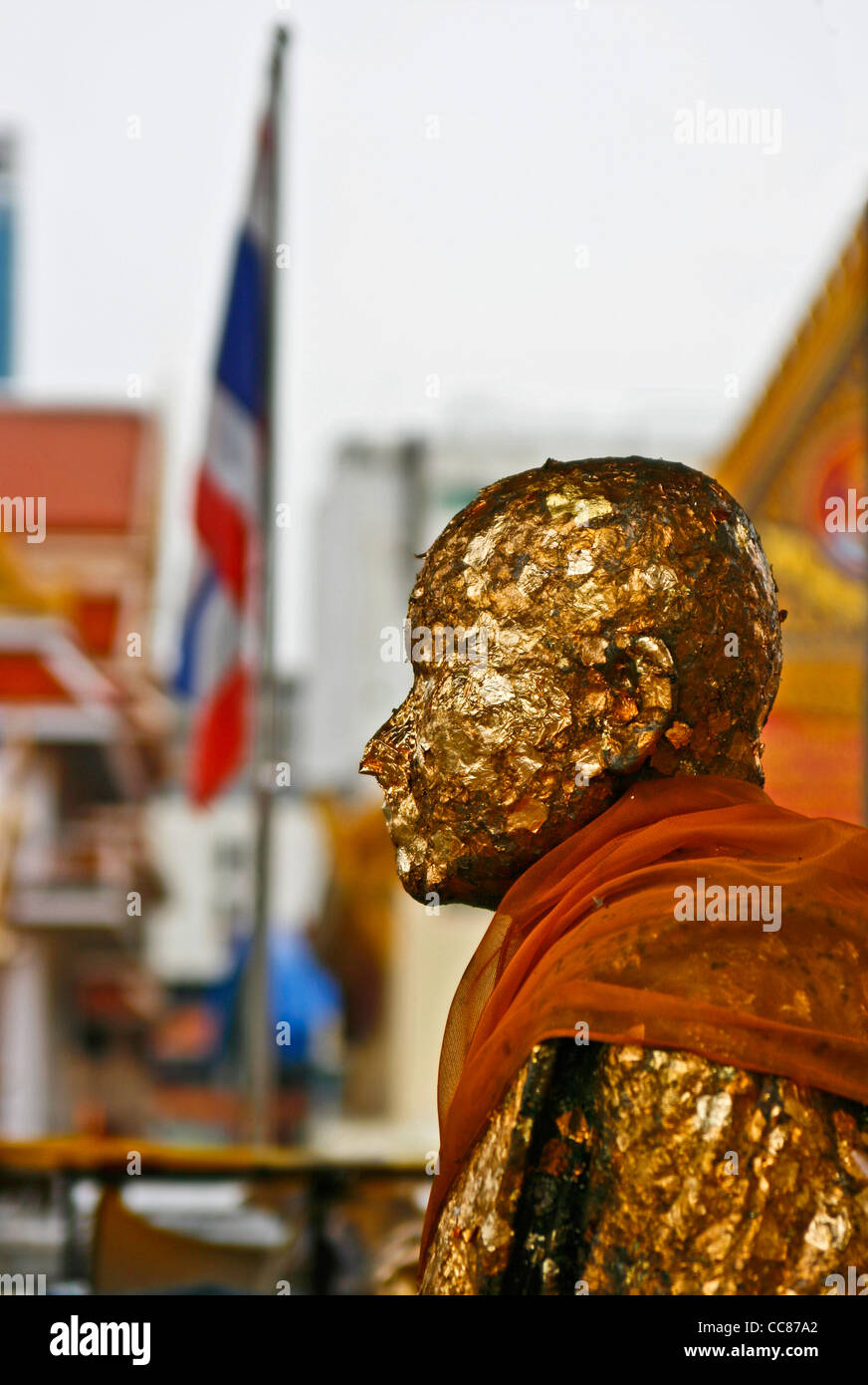 Golden buddhist monk statue hi-res stock photography and images - Alamy