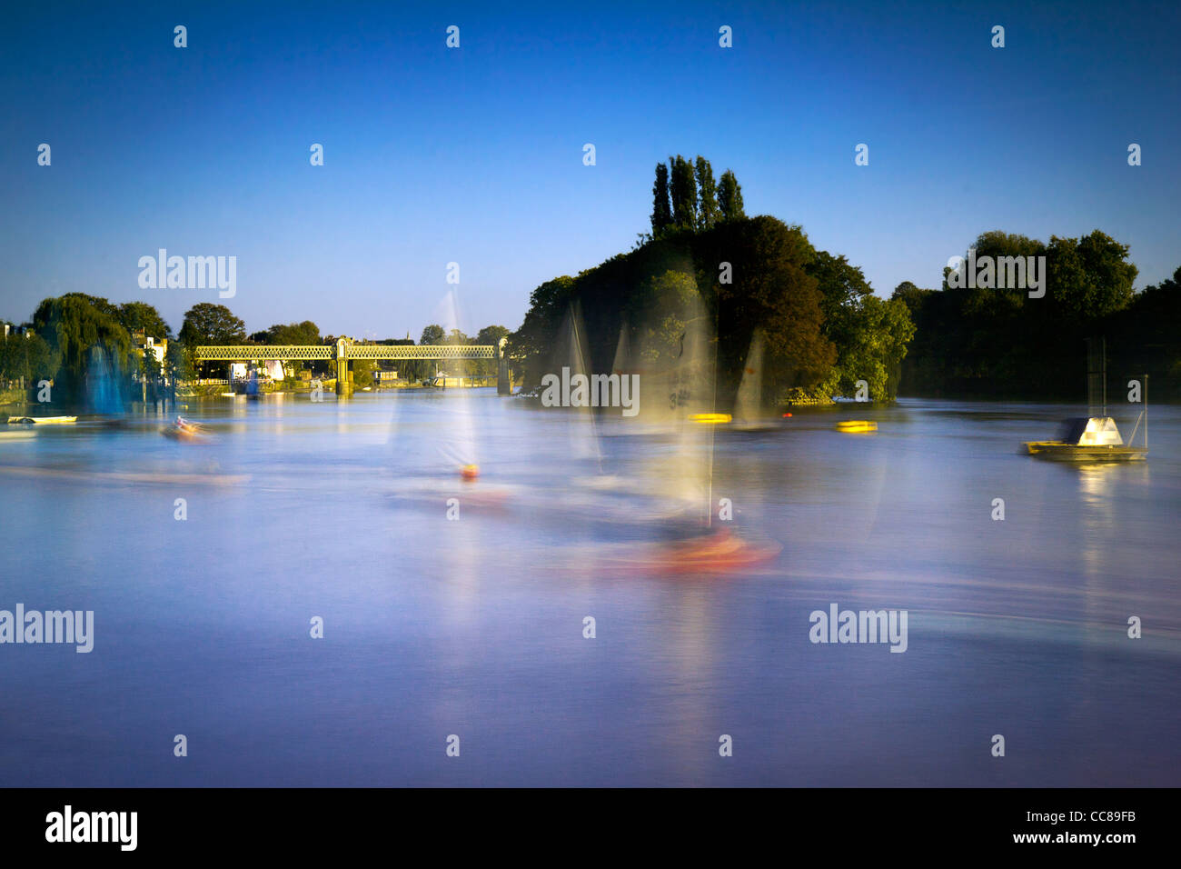Chiswick bridge hi-res stock photography and images - Alamy