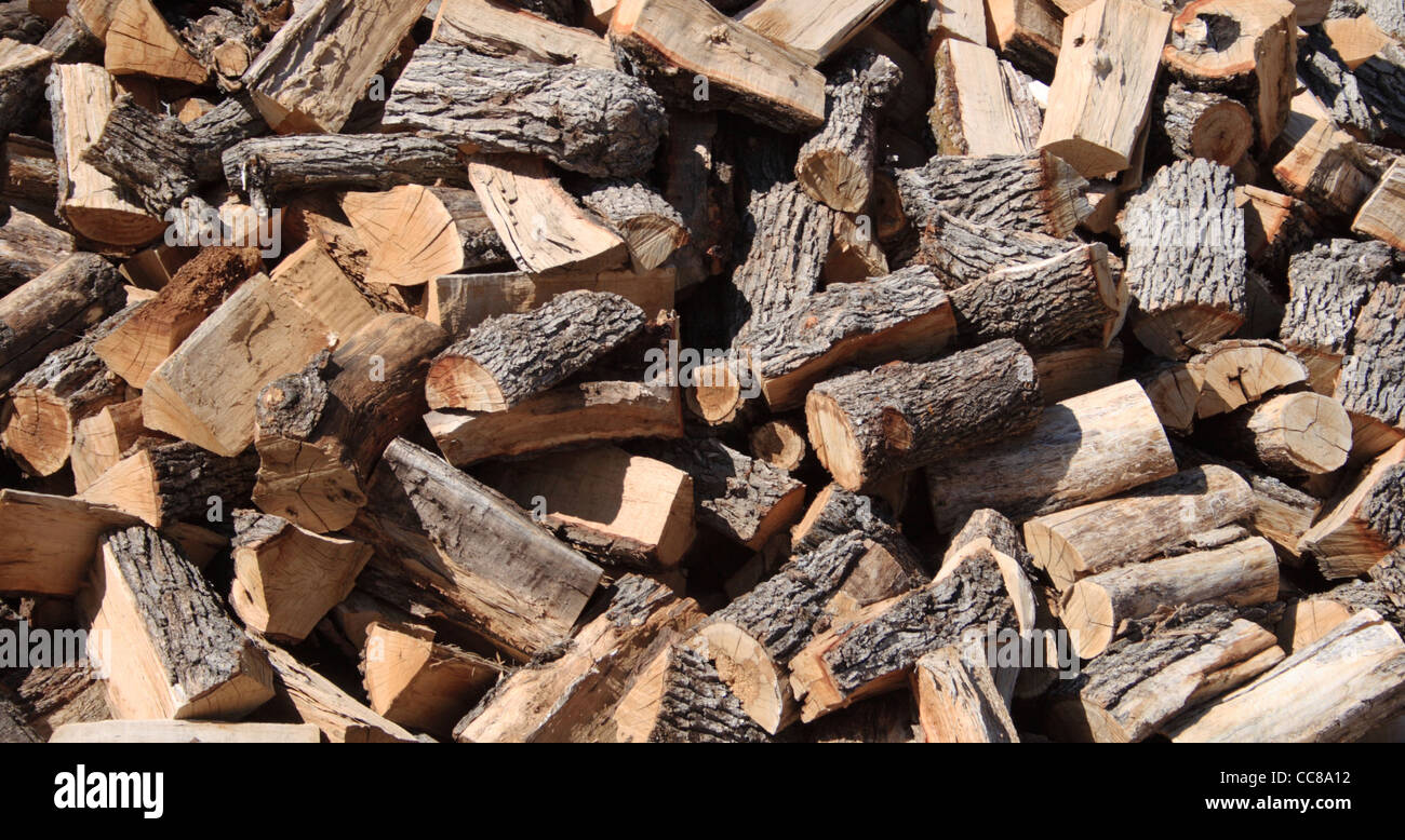 background of randomly piled split firewood logs Stock Photo - Alamy
