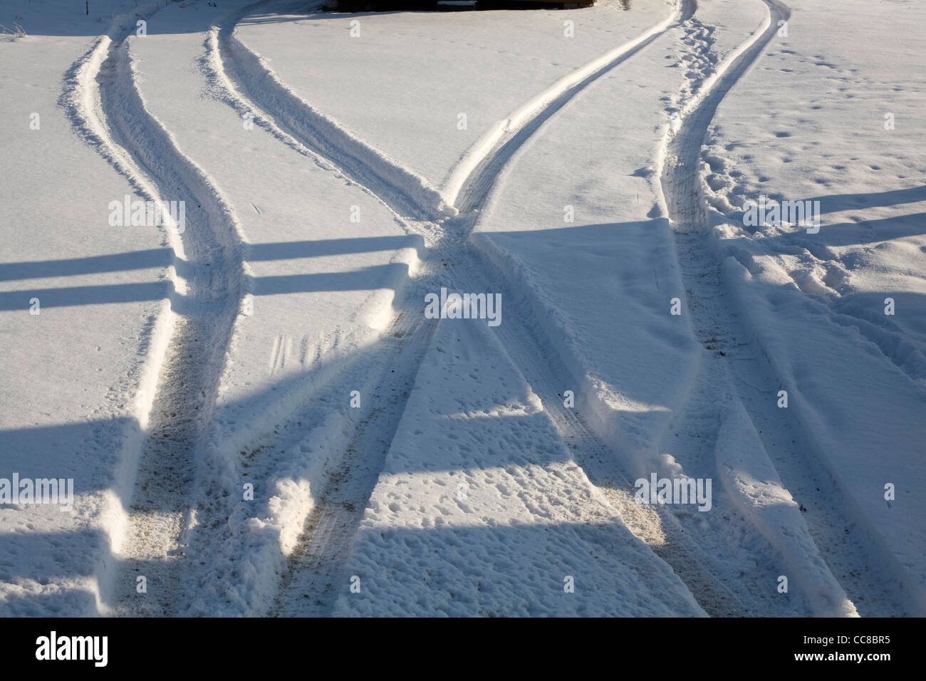 Car track marks snow hi-res stock photography and images - Alamy