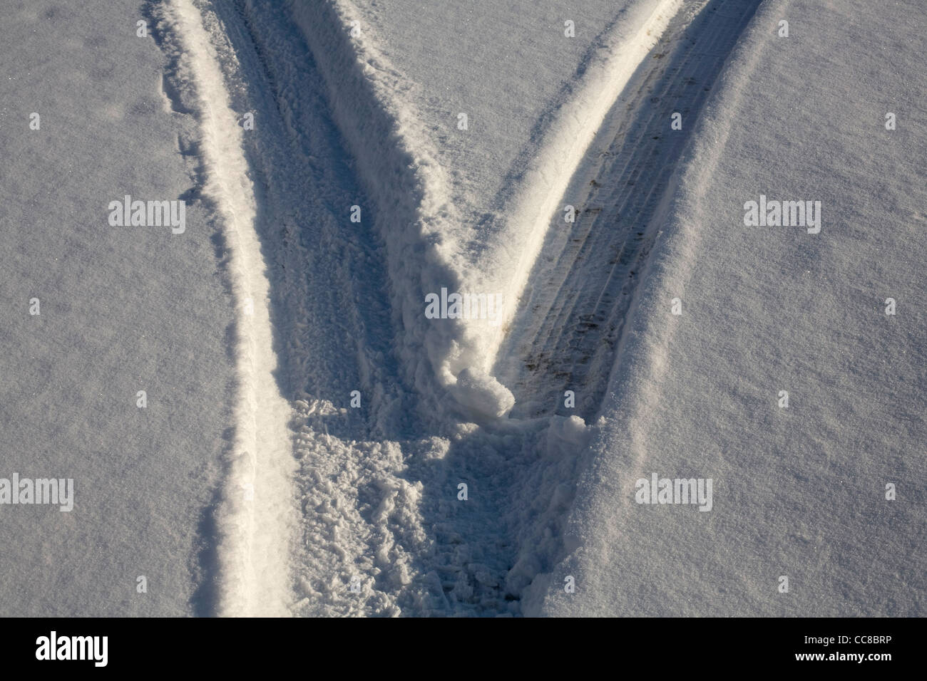 Car track marks snow hi-res stock photography and images - Alamy
