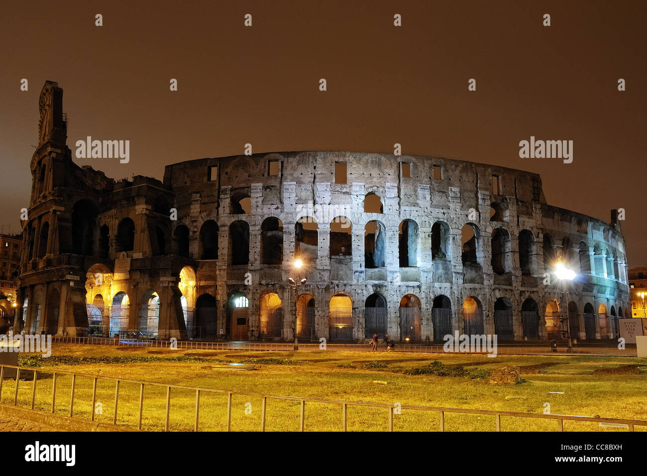 italia roma rome colosseo colosseum notte notturno Stock Photo - Alamy