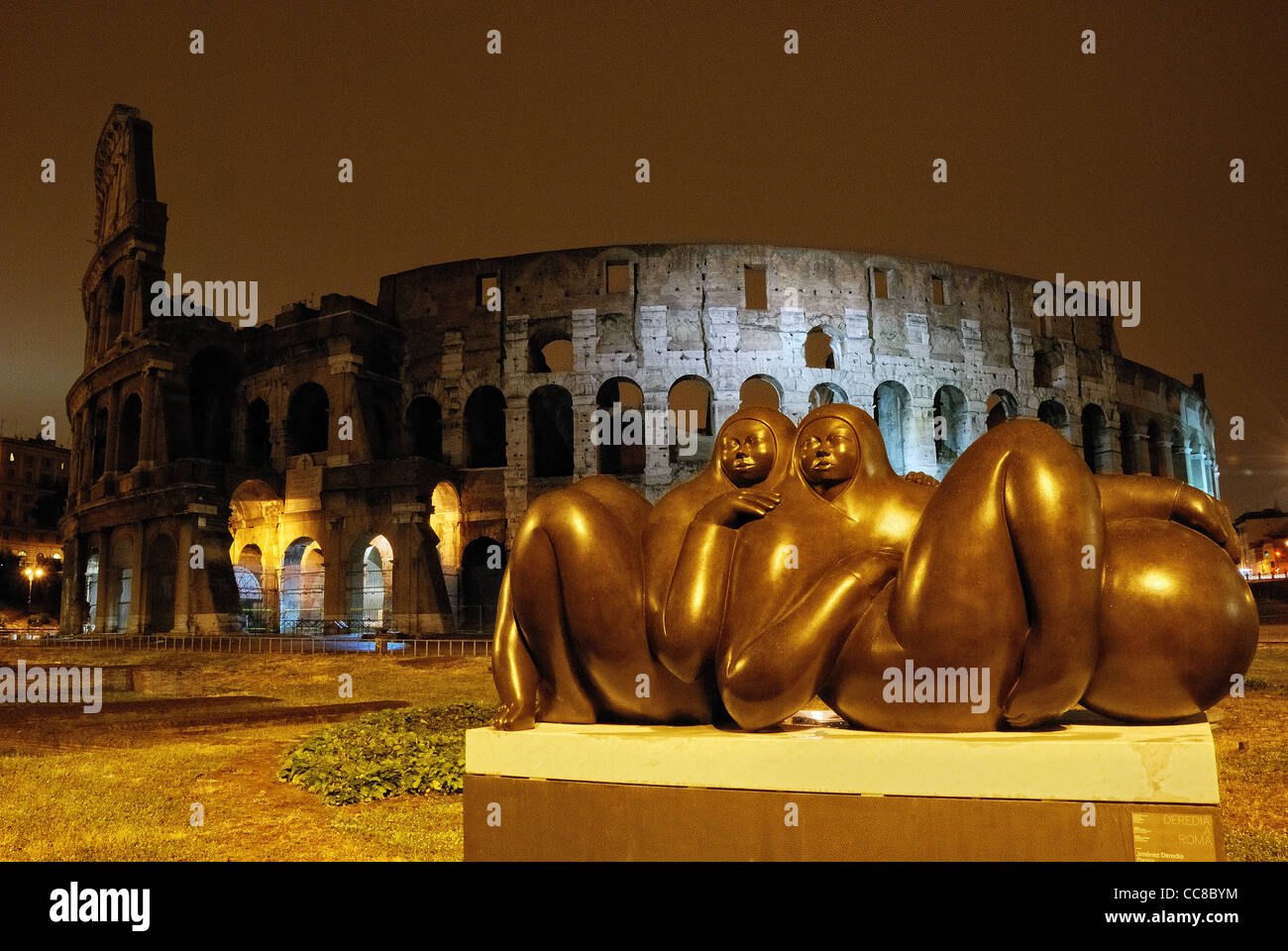 italia roma rome colosseo colosseum notte notturno Stock Photo - Alamy