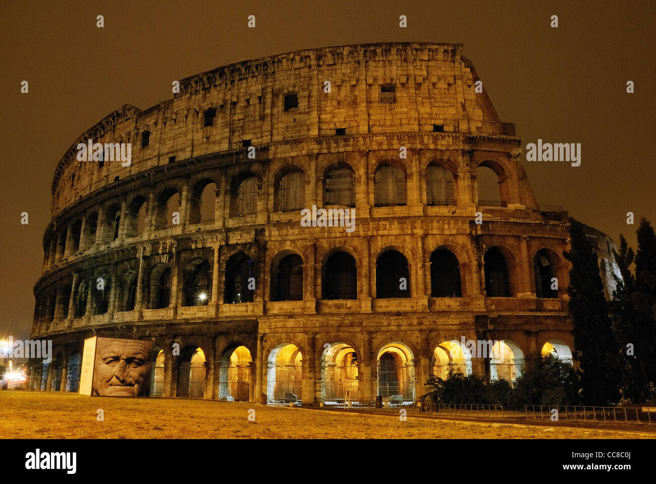 italia roma rome colosseo colosseum notte notturno Stock Photo - Alamy
