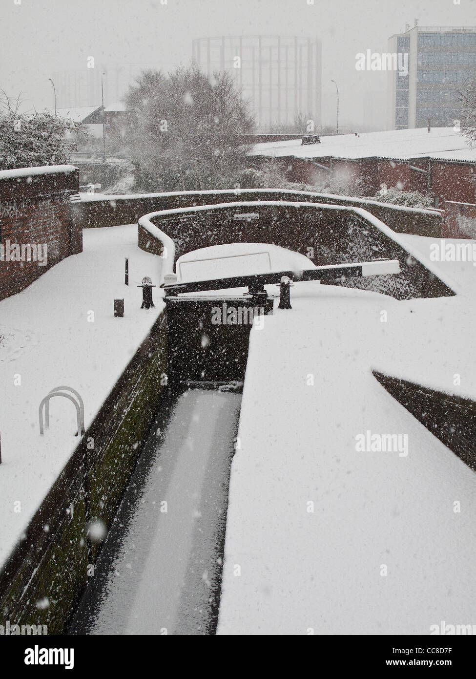 Birmingham canal lock hi-res stock photography and images - Alamy