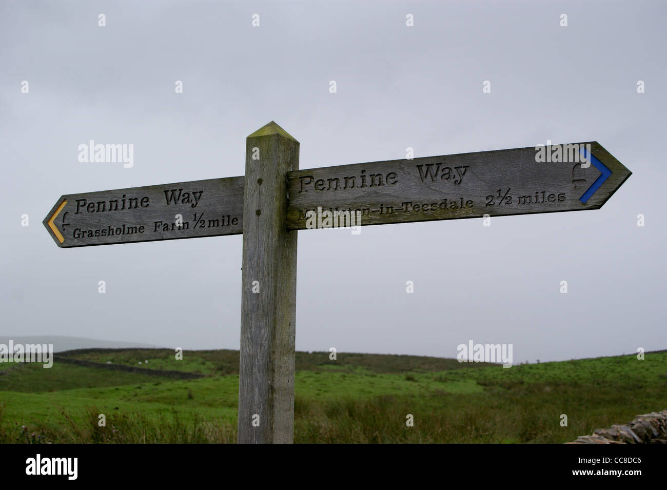 Footpath sign waymark arrow hi-res stock photography and images - Alamy