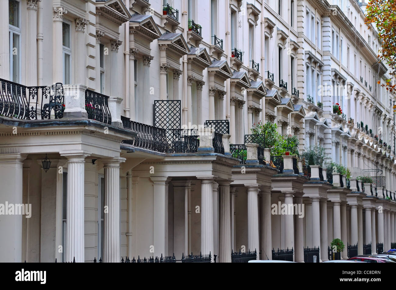 London: terraced house. Row of terraced houses Stock Photo - Alamy