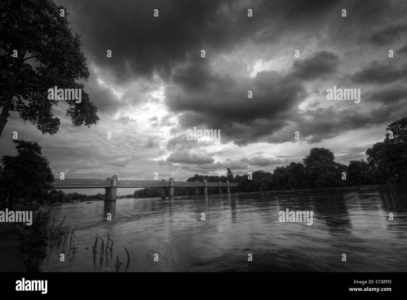 Chiswick bridge hi-res stock photography and images - Alamy