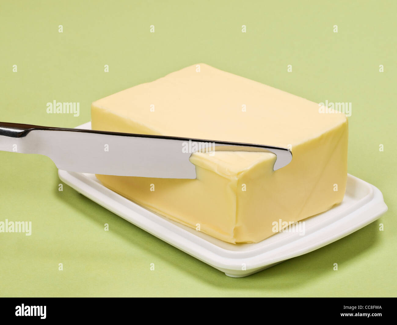 ein Stück Butter wird angeschnitten | a piece of butter is sliced Stock ...