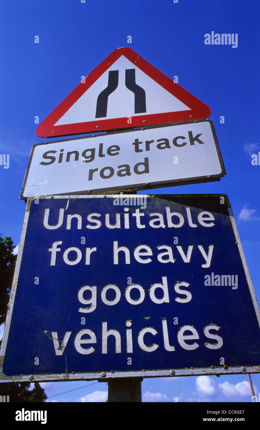 Warning sign of road unsuitable for hgv hi-res stock photography and ...