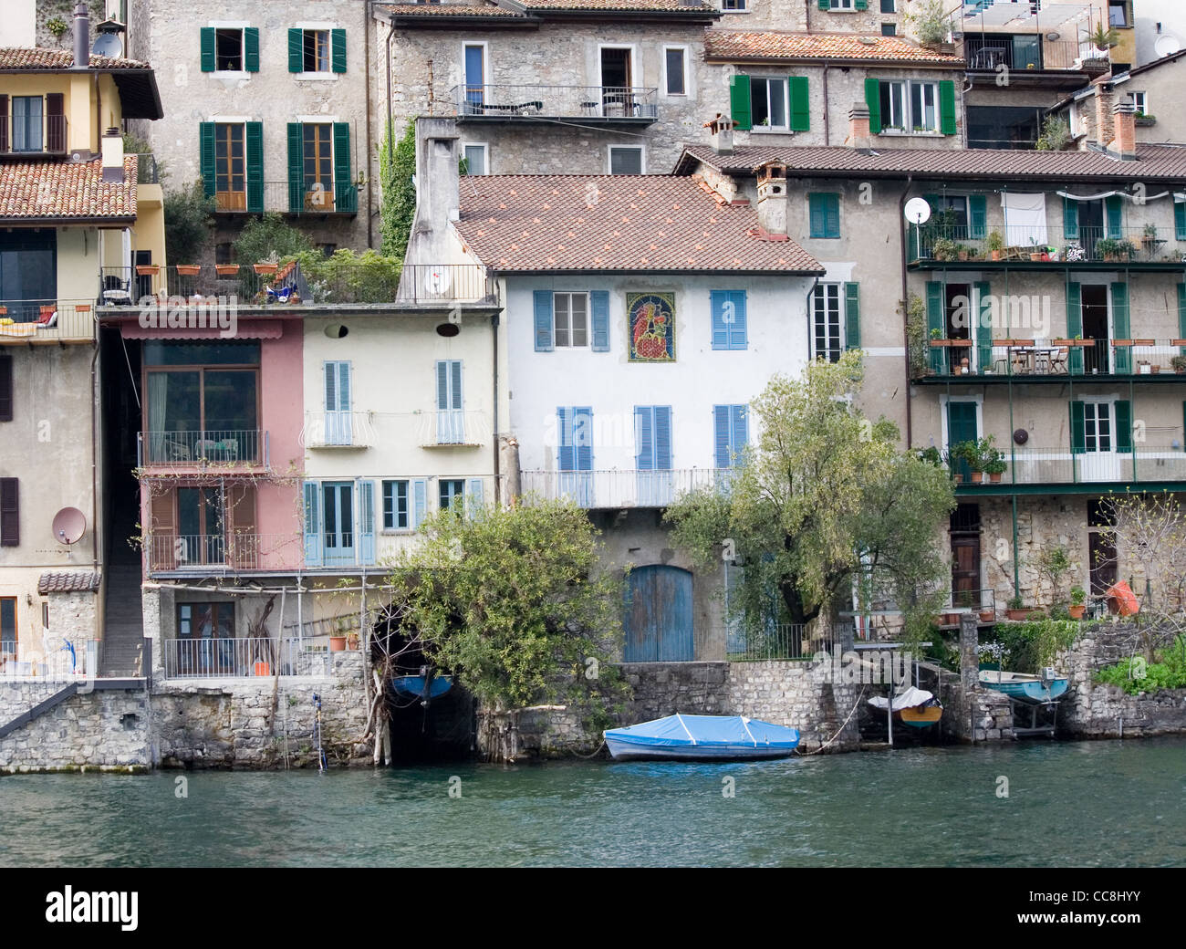 Bank of a lake hi-res stock photography and images - Alamy