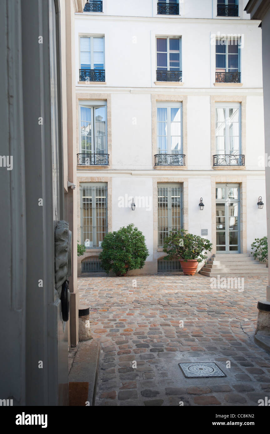 Cobblestone courtyard hi-res stock photography and images - Alamy