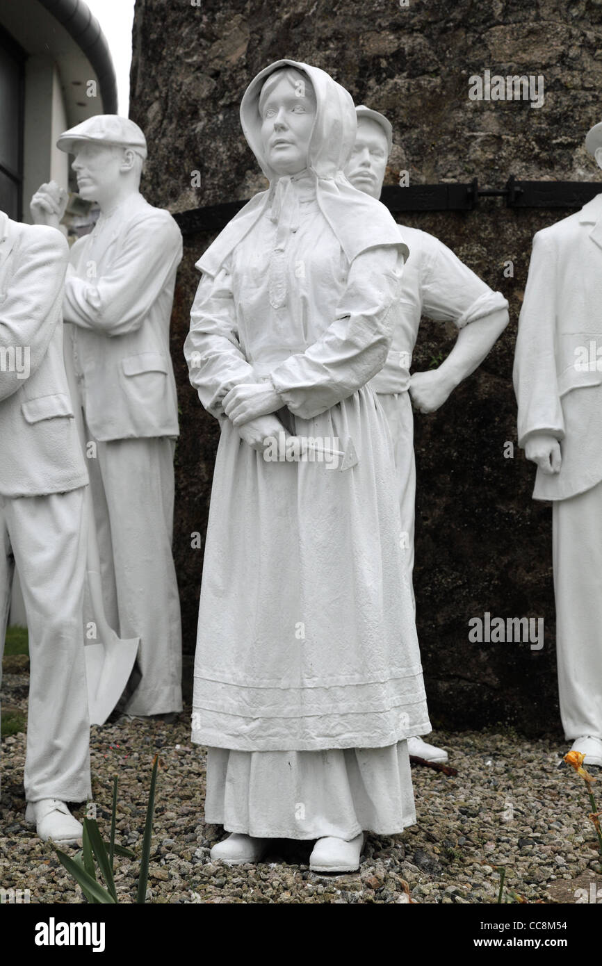 china statue worker Stock Photo - Alamy