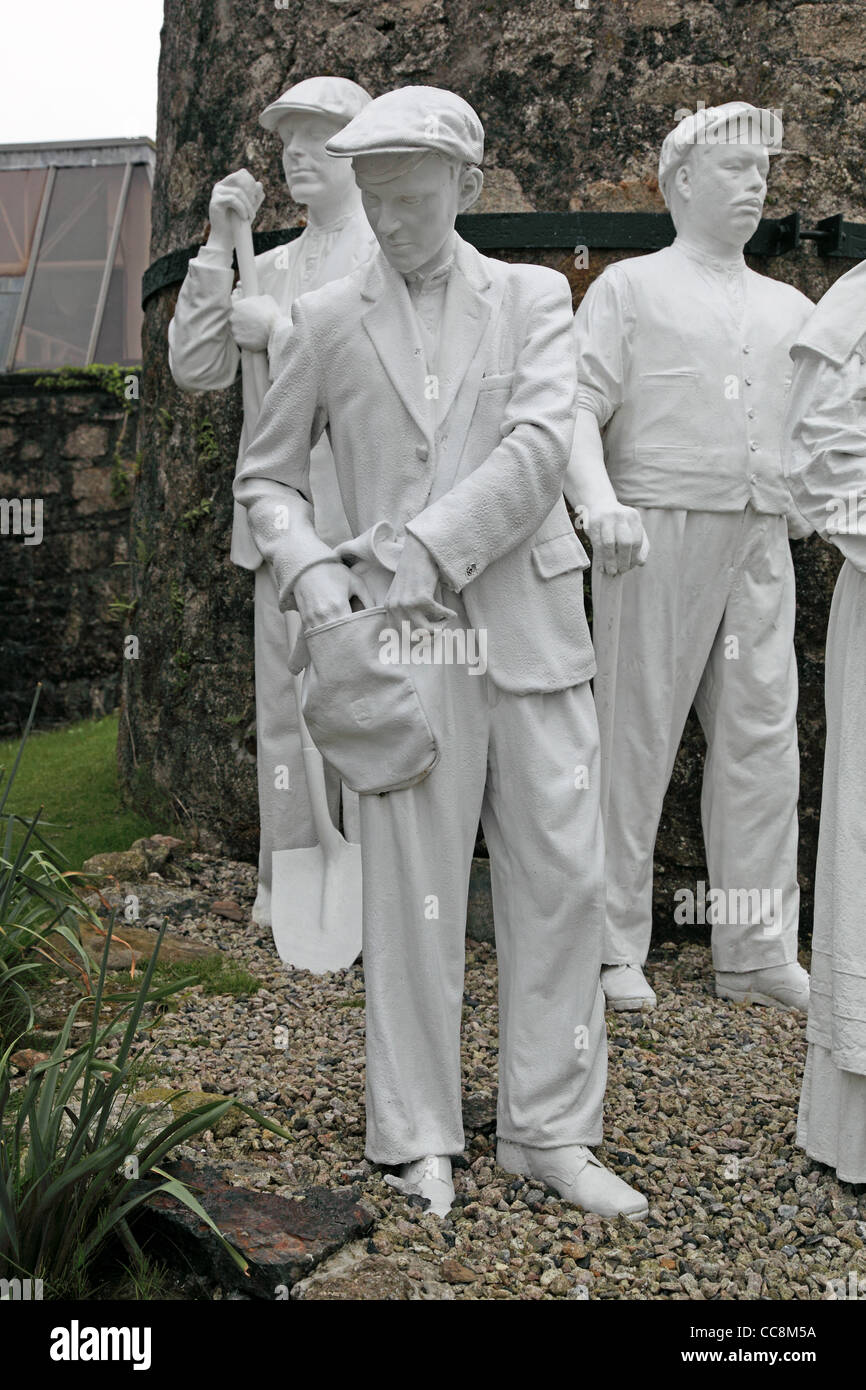 china statue worker Stock Photo - Alamy