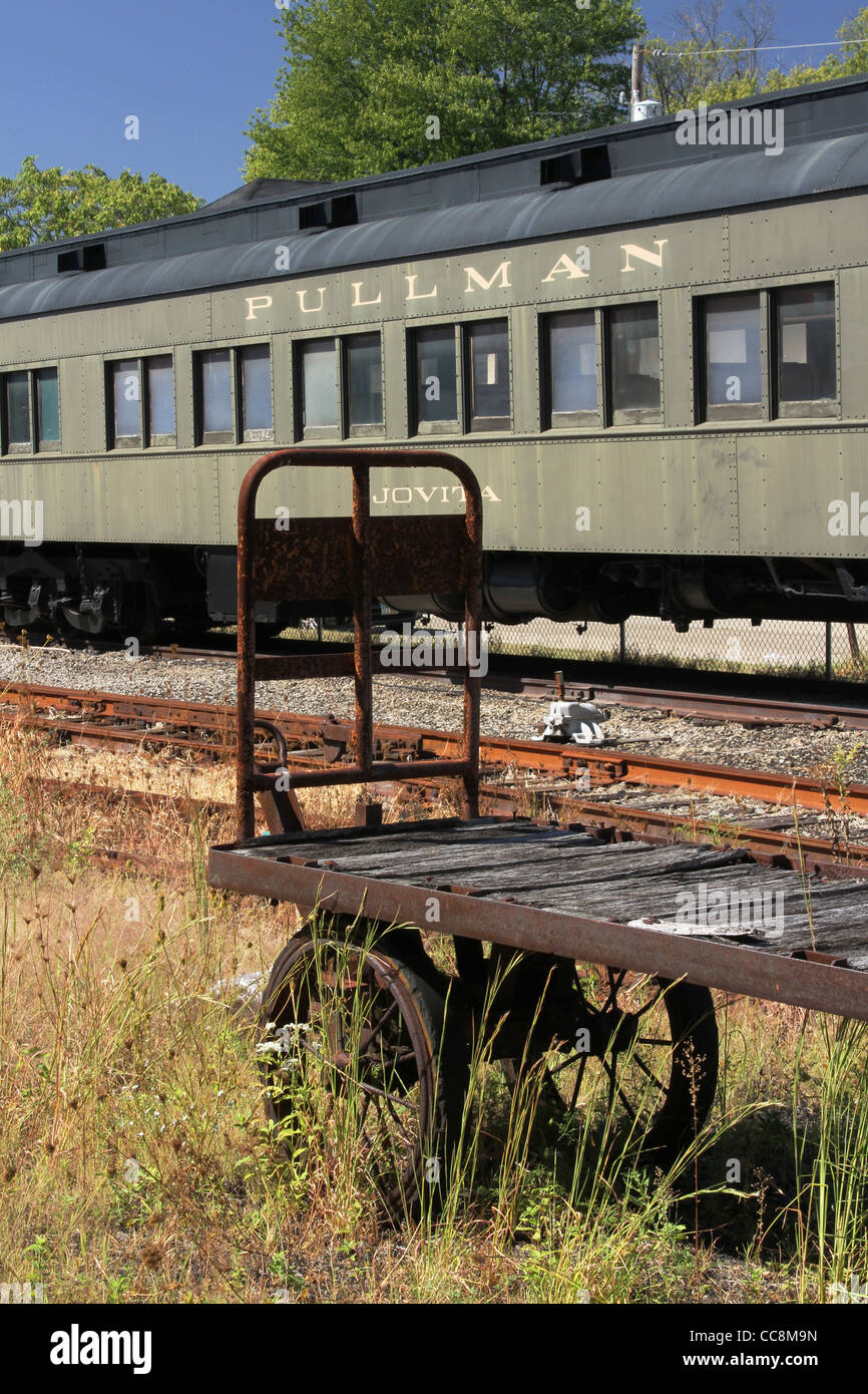 Baggage cart hi-res stock photography and images - Alamy