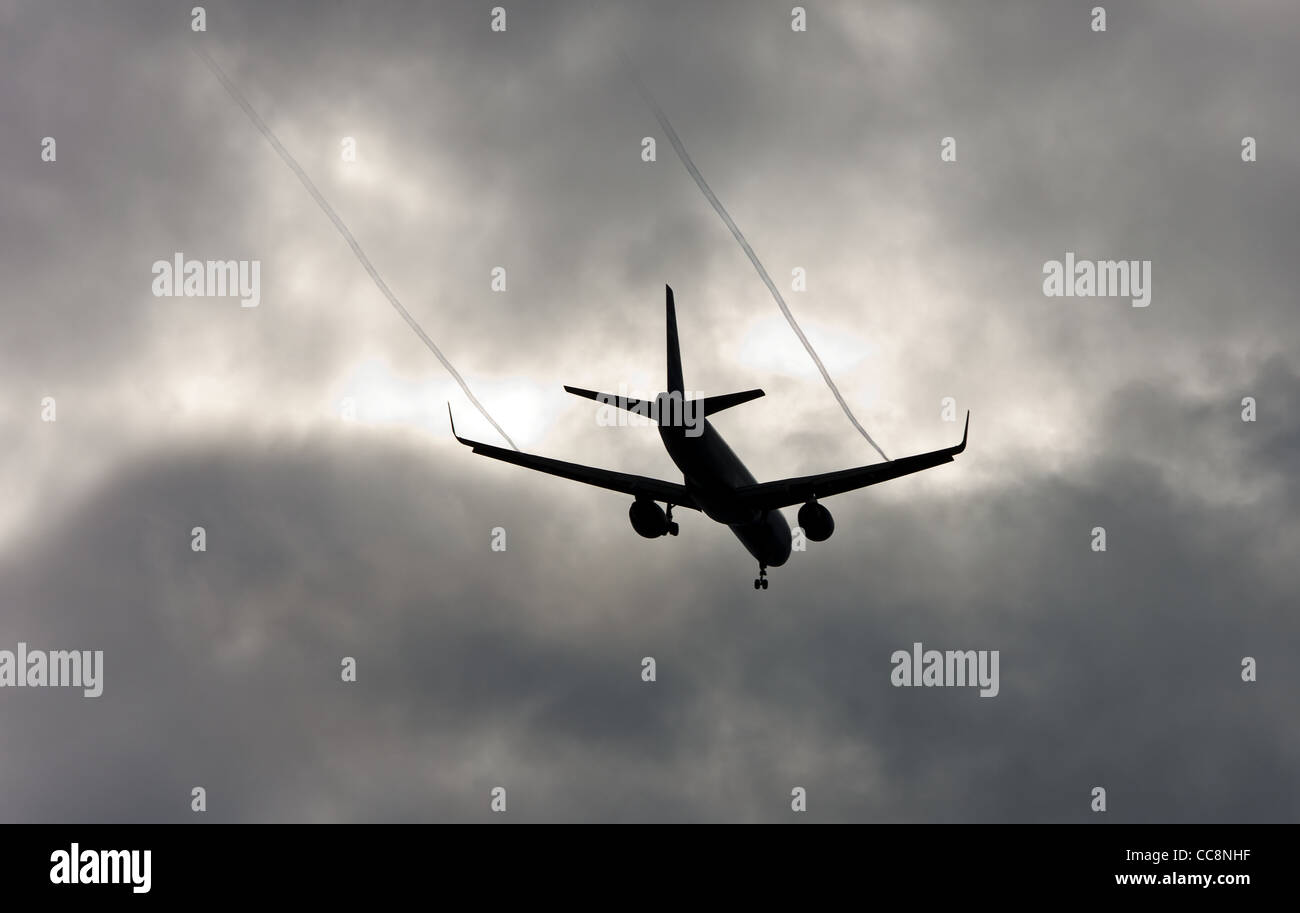 Airplane silhouette hi-res stock photography and images - Alamy
