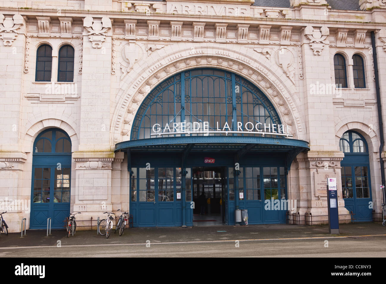 Front of train station hi-res stock photography and images - Alamy