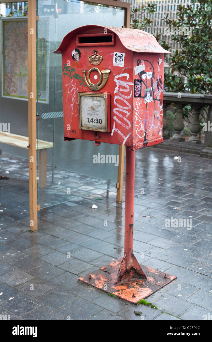 Postal box graffiti Stock Photo - Alamy