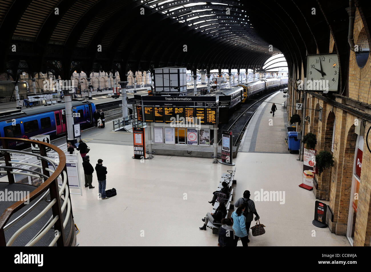York railway station hi-res stock photography and images - Alamy