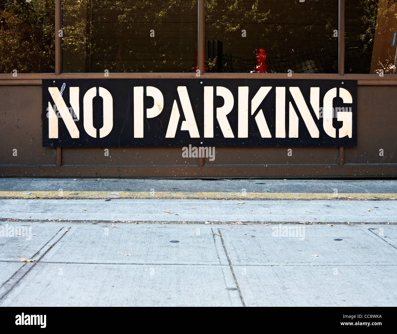 no parking sign painted on garage wall Stock Photo - Alamy