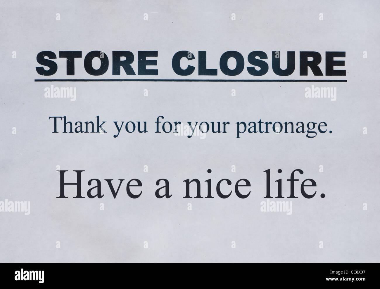 store closure sign on window of business Stock Photo - Alamy