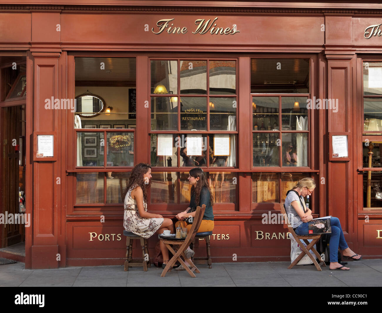 Customers outside the English Restaurant, Spitalfields, London, England ...
