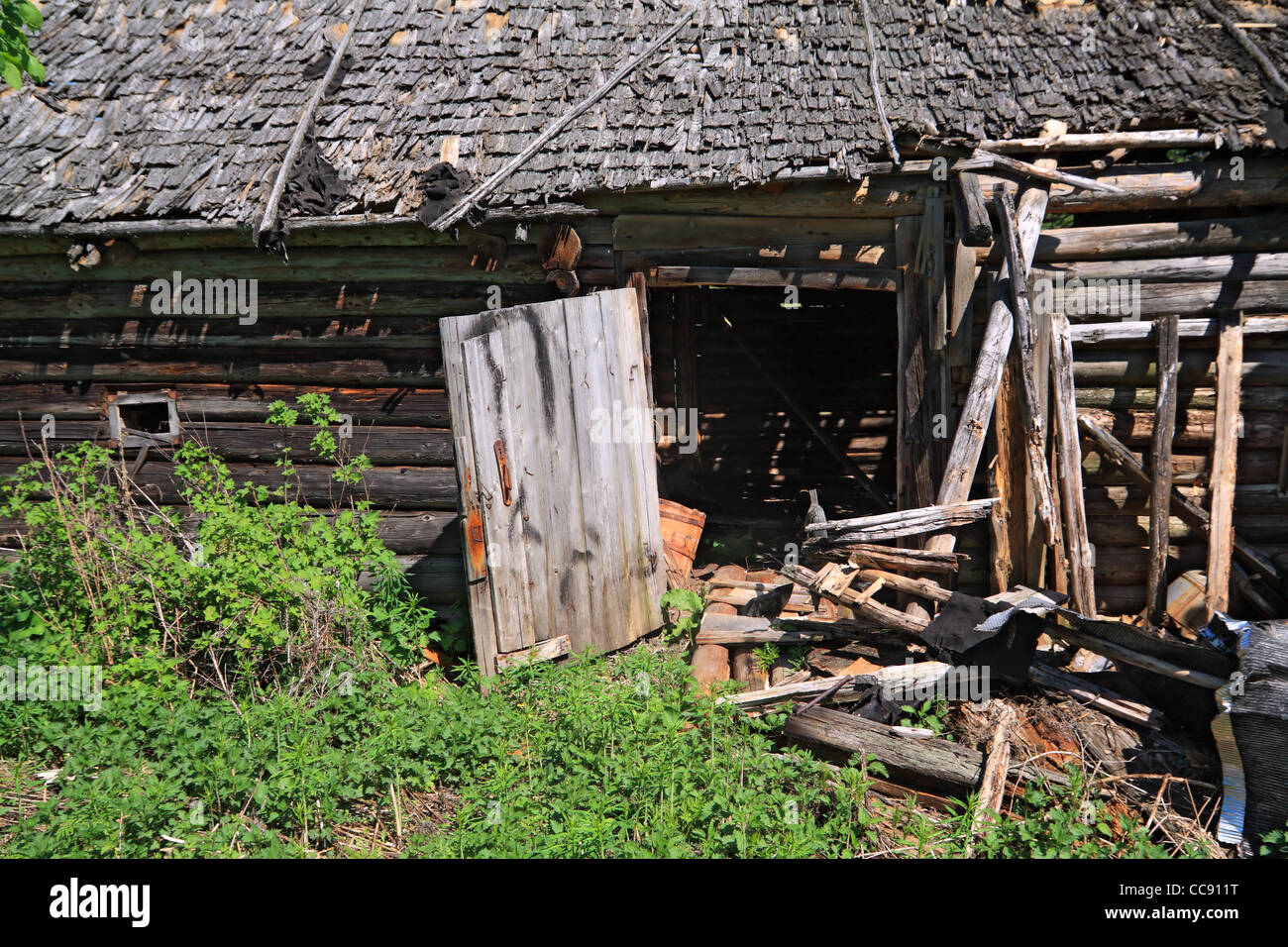 Ruined cabin hi-res stock photography and images - Alamy