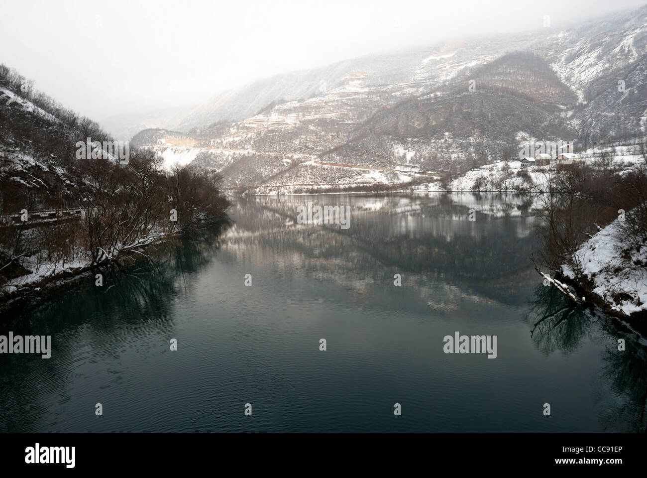 Sides of river hi-res stock photography and images - Alamy