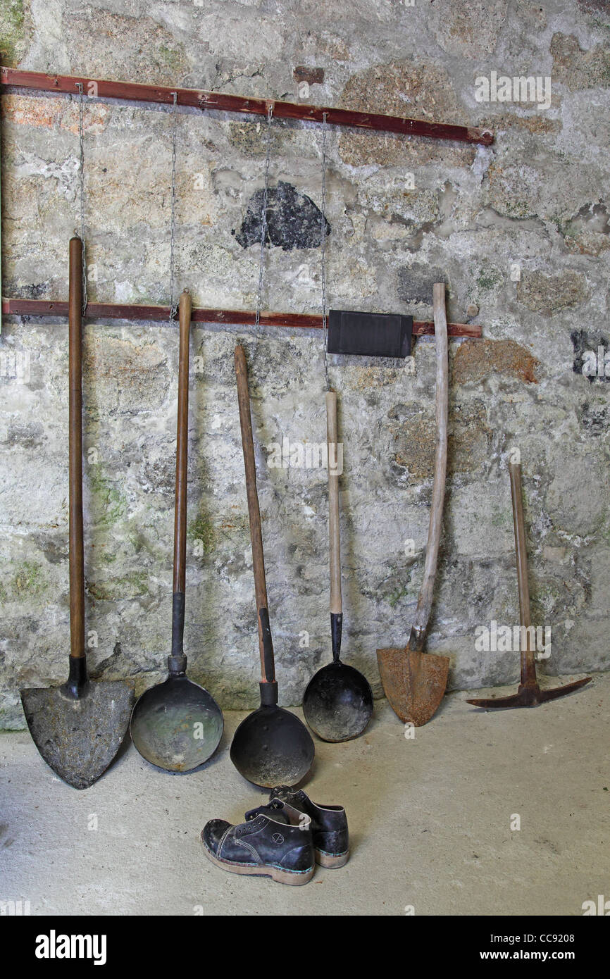 Coal miner shovel retro woodcut hi-res stock photography and images - Alamy