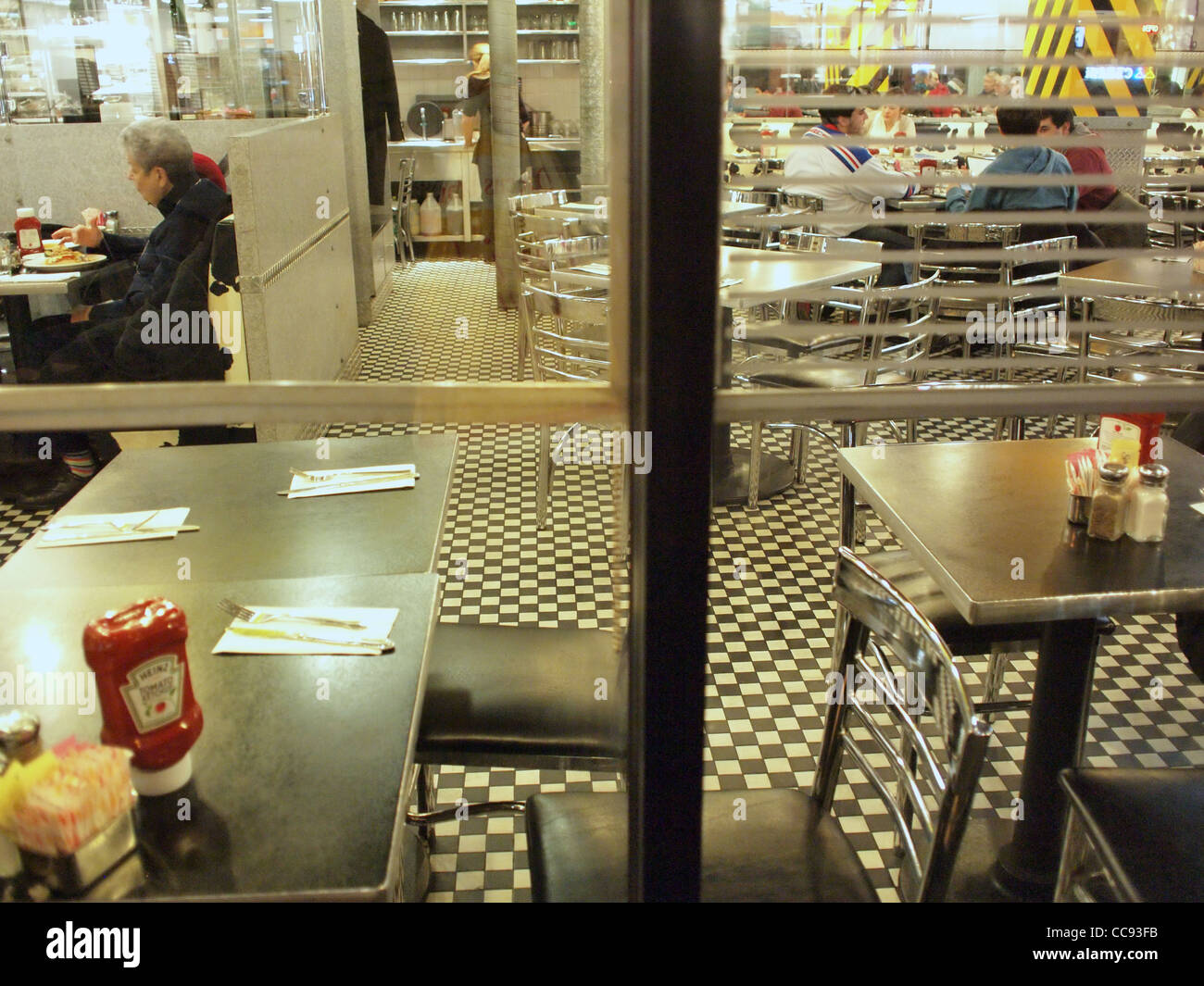 Customers in a restaurant at night hi-res stock photography and images ...