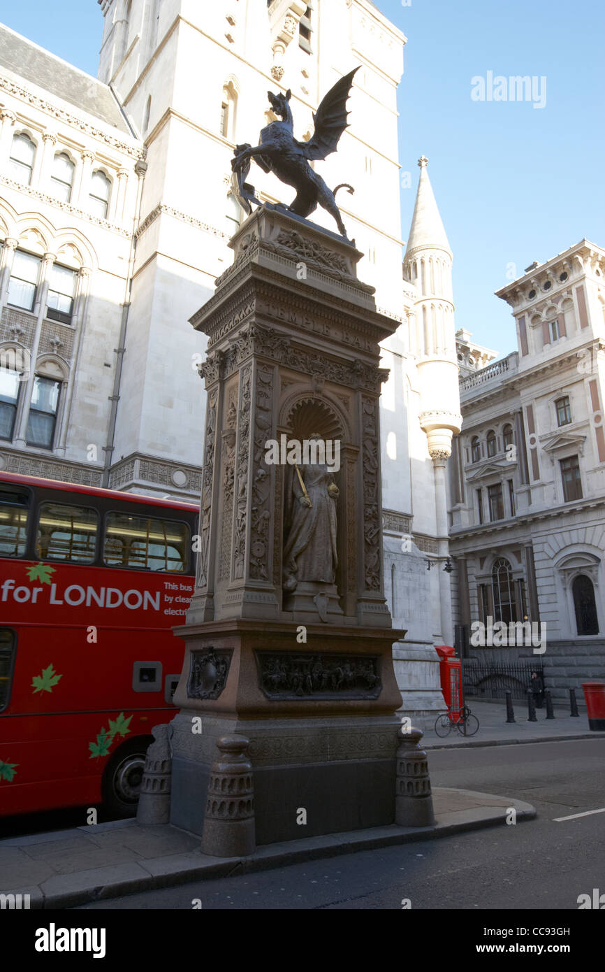 temple bar marker in the middle of the road on the strand fleet street ...