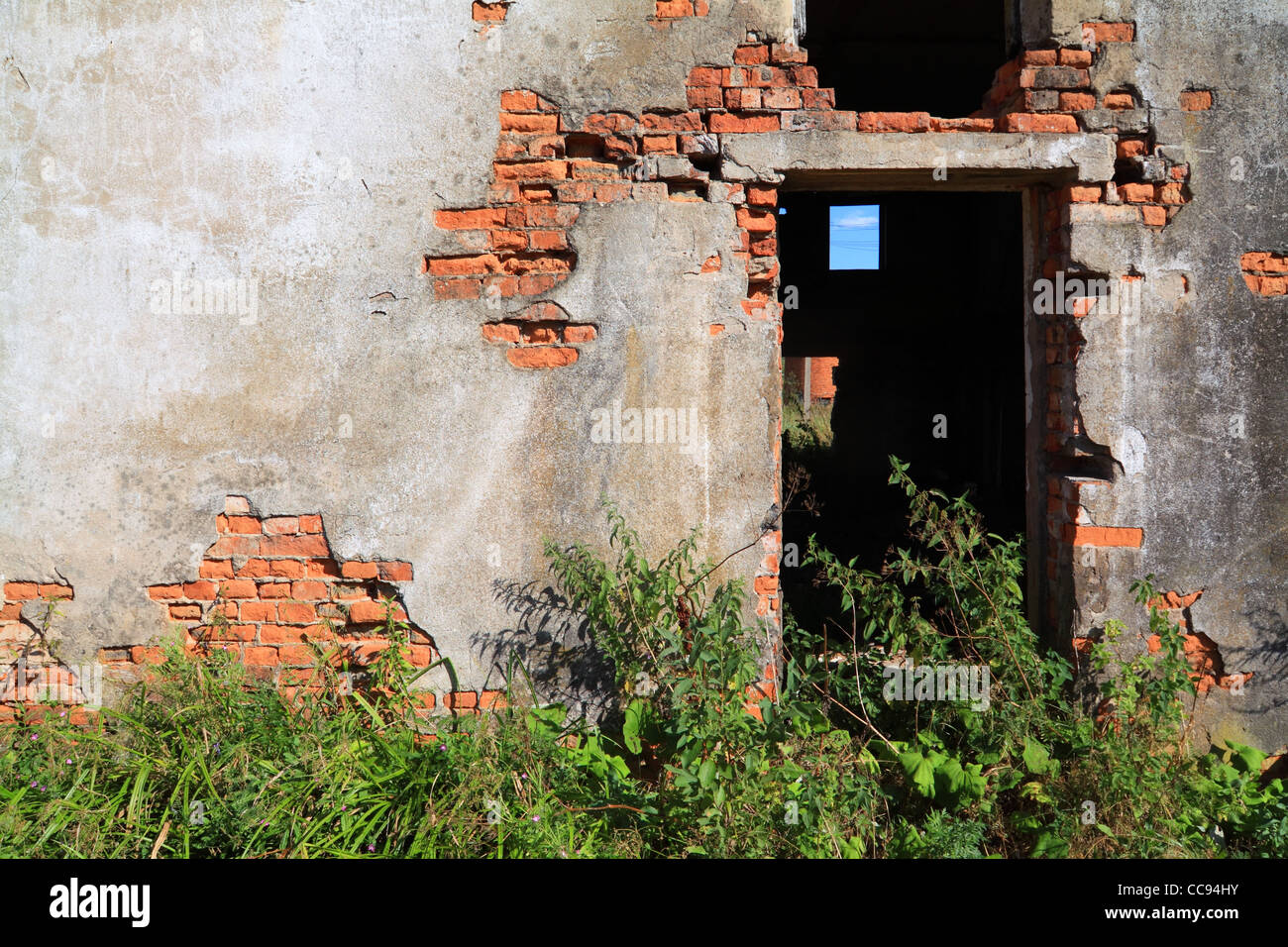 brick wall of the old destroyed building Stock Photo - Alamy
