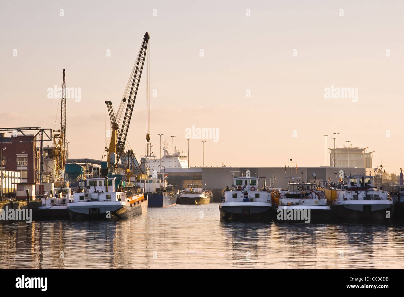 Ships in harbor sailing hi-res stock photography and images - Alamy