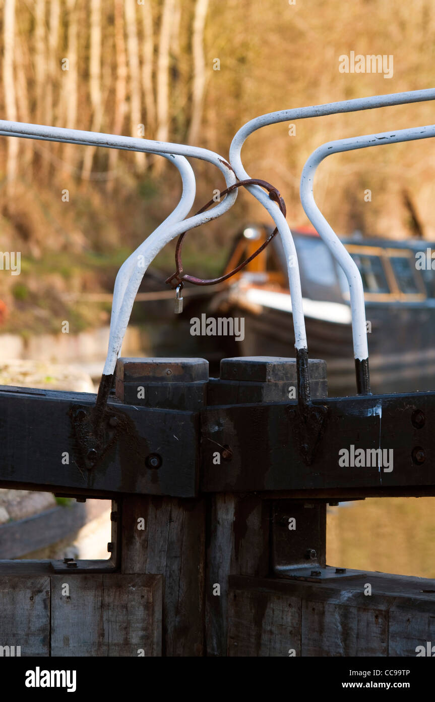 Padlocked lock gates bulbourne grand hi-res stock photography and ...