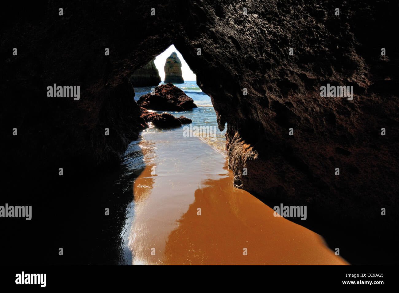 Dark rocky cave hi-res stock photography and images - Alamy