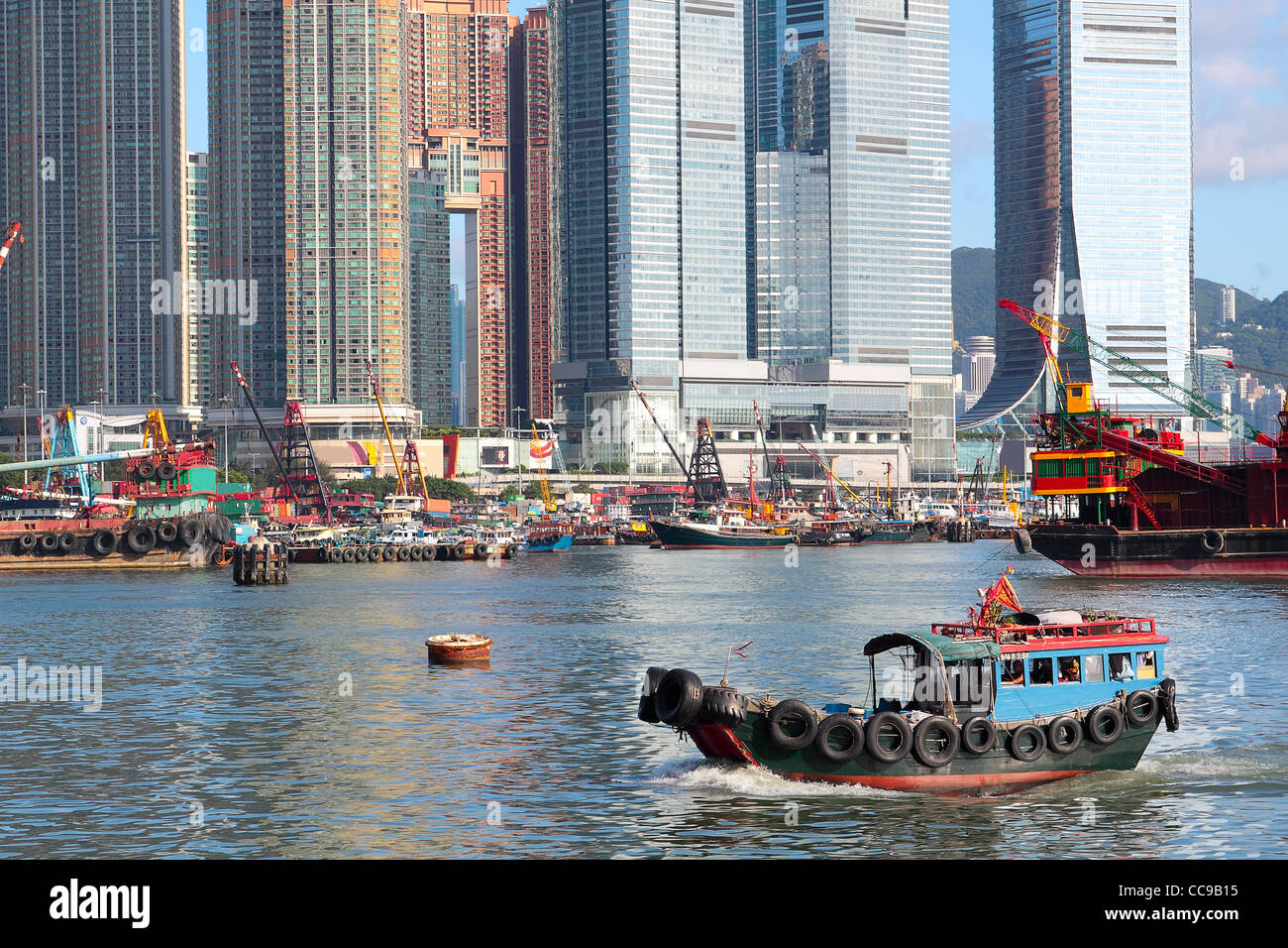 Traditional Chinese fishing junk in Victoria Harbor, Hong Kong Stock ...
