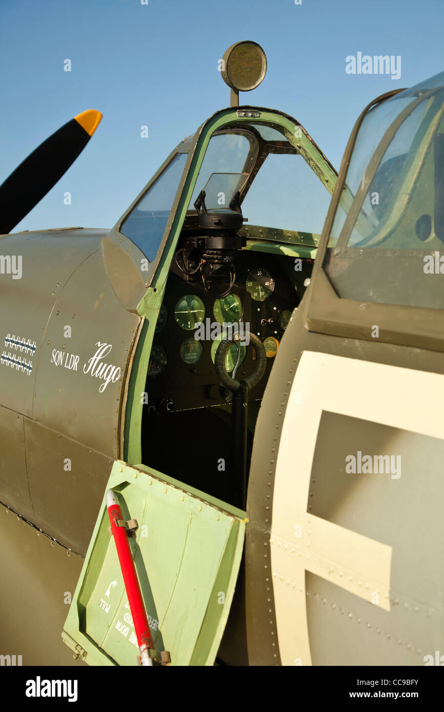 Spitfire cockpit hi-res stock photography and images - Alamy