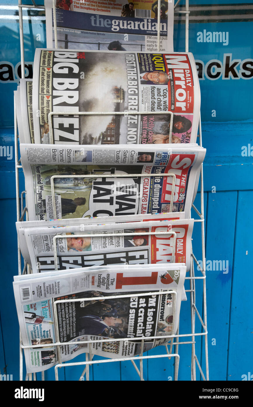 Newsagents shop news papers hi-res stock photography and images - Alamy