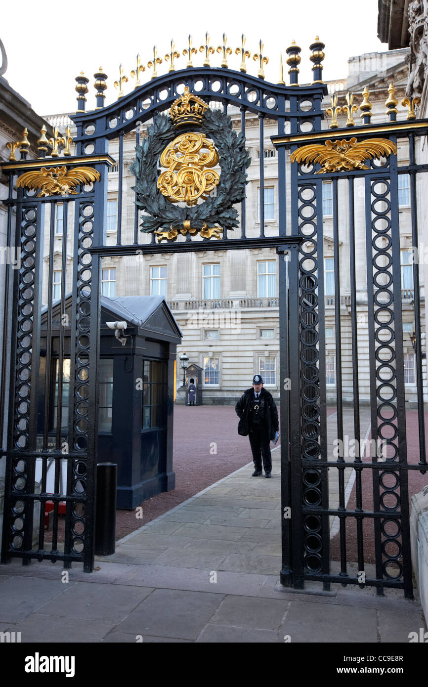 Police guard gate buckingham palace hi-res stock photography and images ...