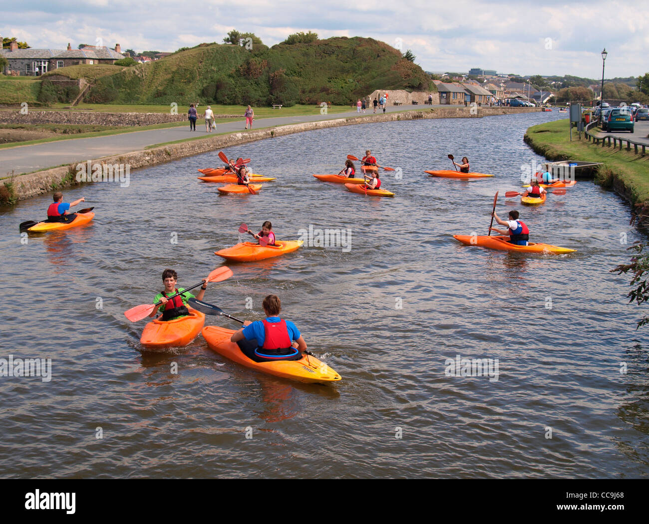 Teaching children kayak hi-res stock photography and images - Alamy