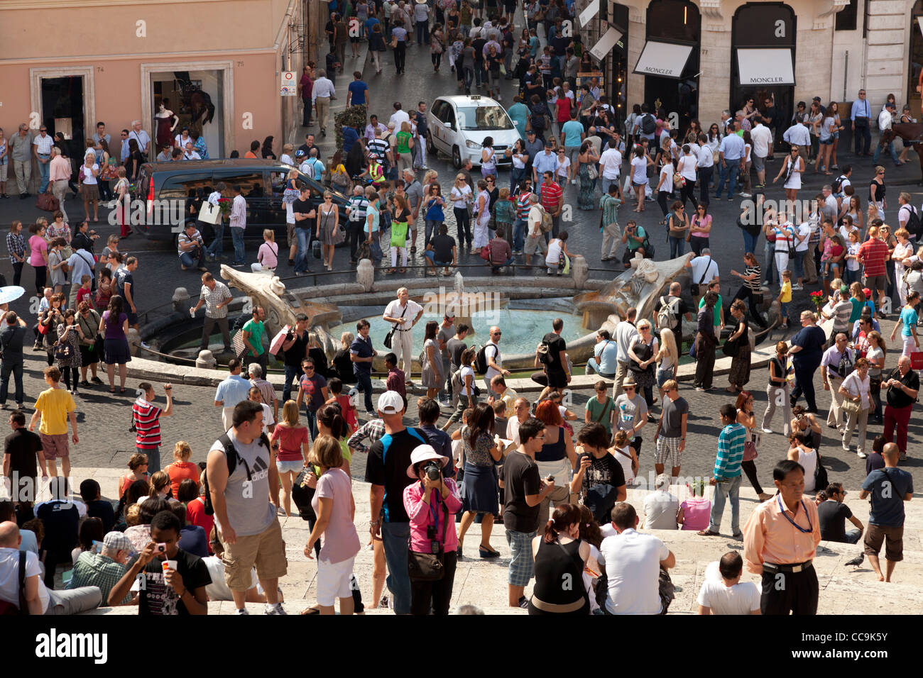 crowds of tourists at the spanish steps in rome Stock Photo - Alamy