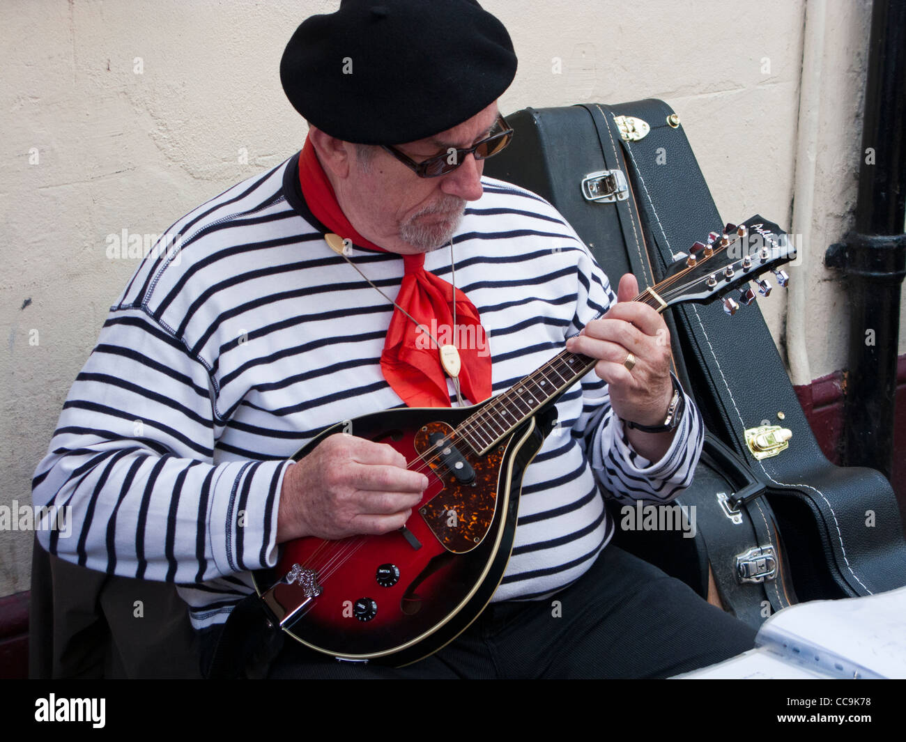 French man wearing beret hi-res stock photography and images - Alamy