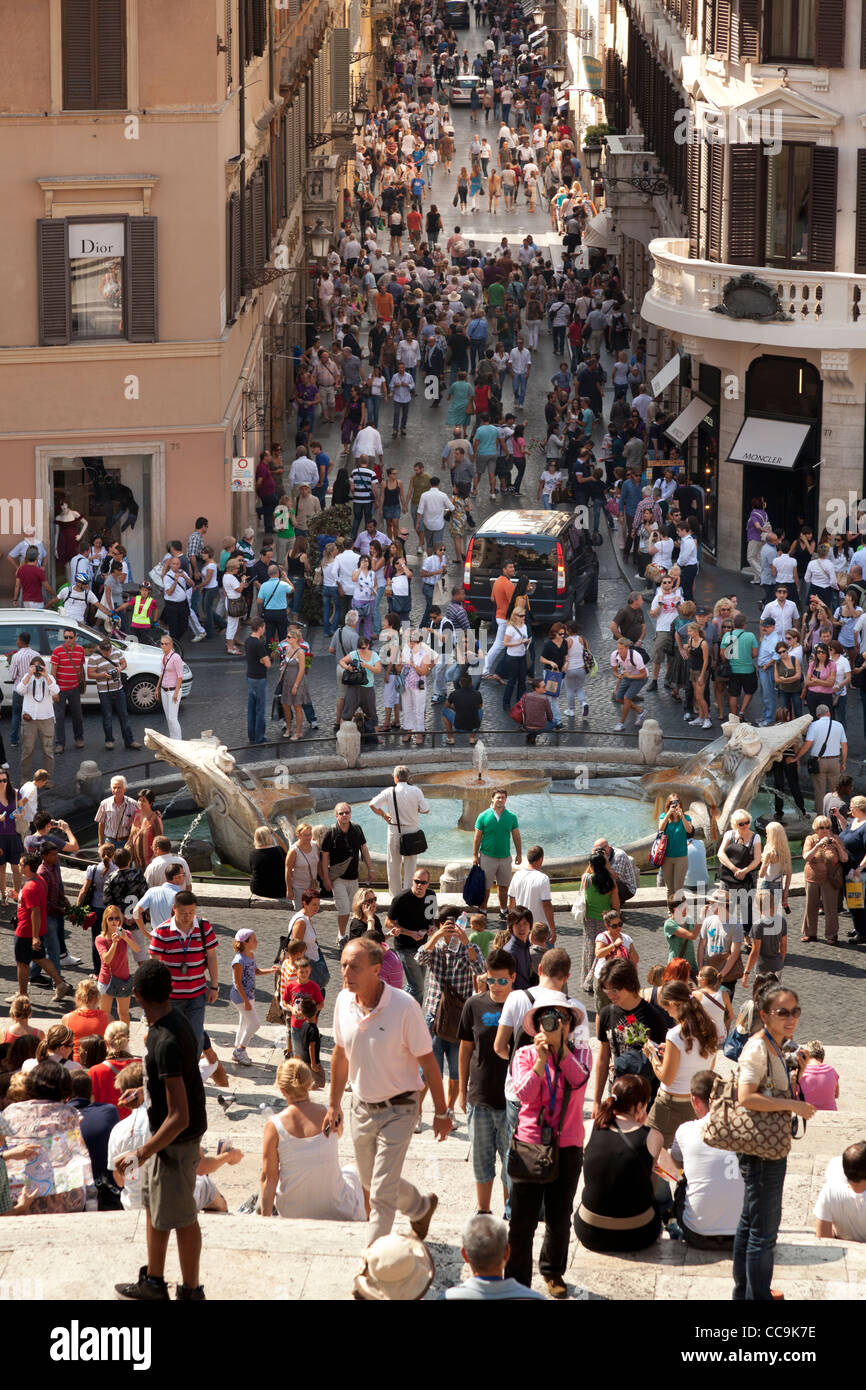 crowds of tourists at the spanish steps in rome Stock Photo - Alamy