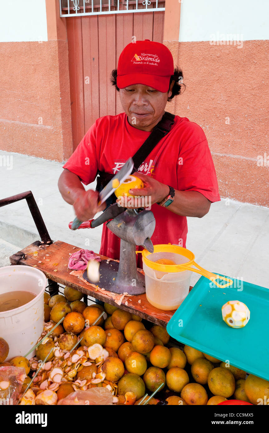 Iquitos, Peru. Juice vendor slicing oranges Stock Photo - Alamy