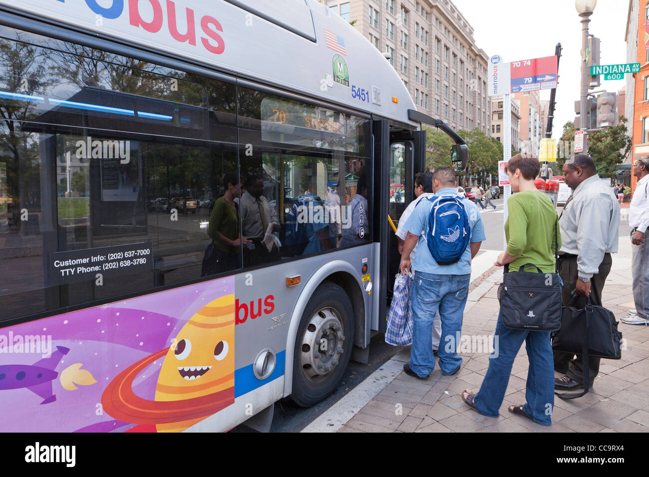 People boarding a municipal bus - Washington, DC USA Stock Photo - Alamy