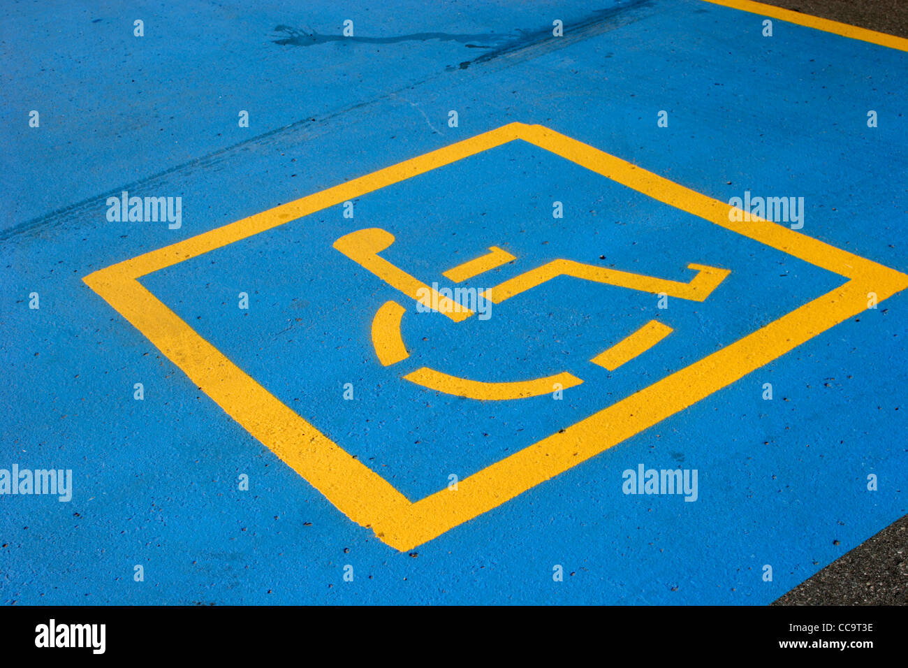Wheelchair access pavement marking Stock Photo - Alamy