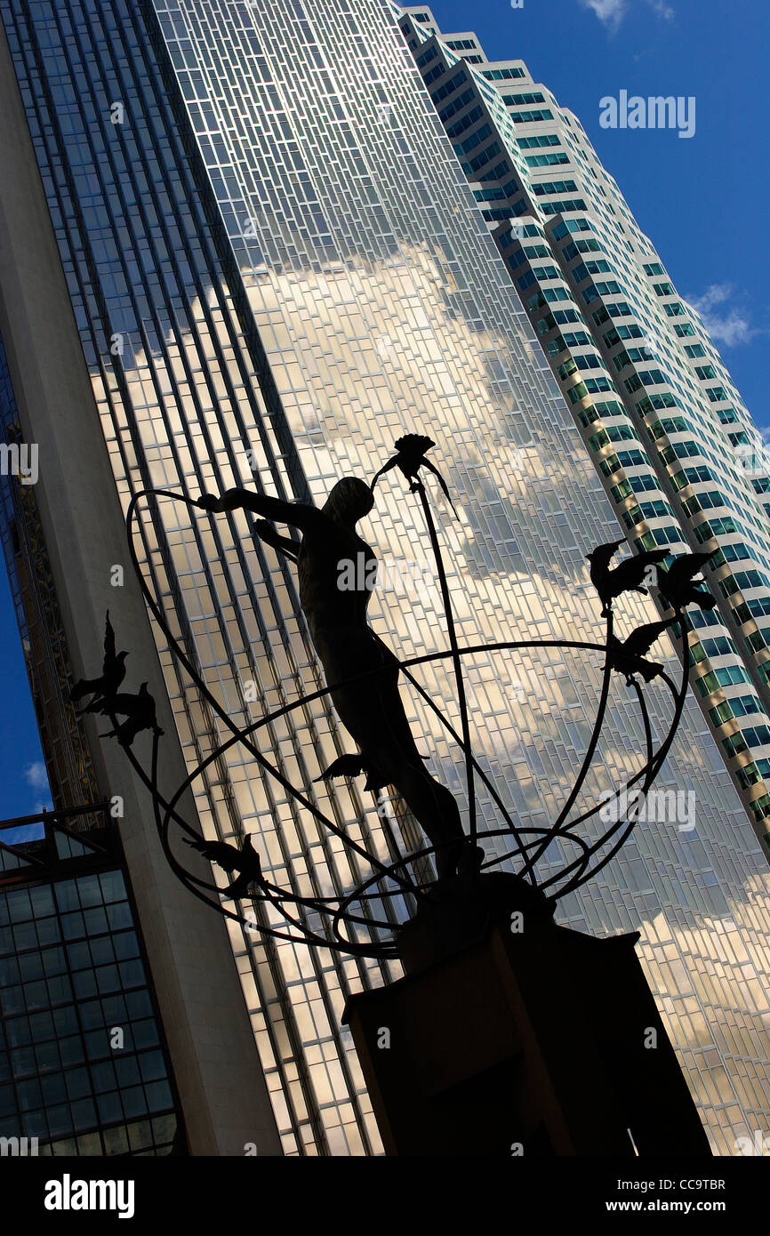 Toronto union station statue hi-res stock photography and images - Alamy